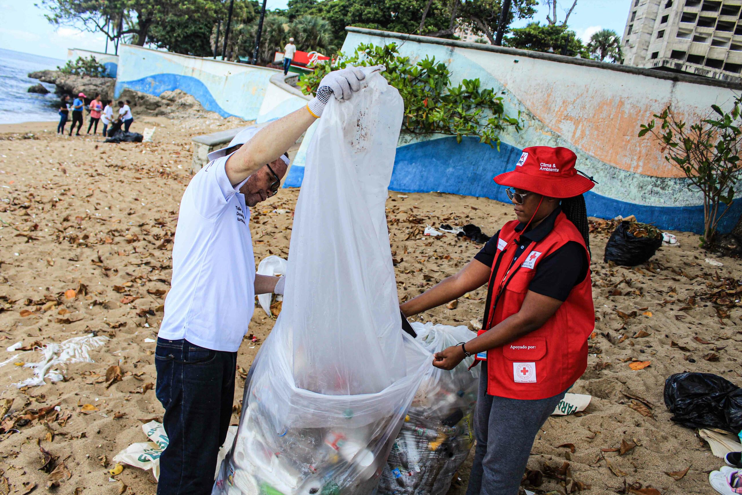 Cruz Roja propicia jornada de limpieza de la Playa Guibia con los ...
